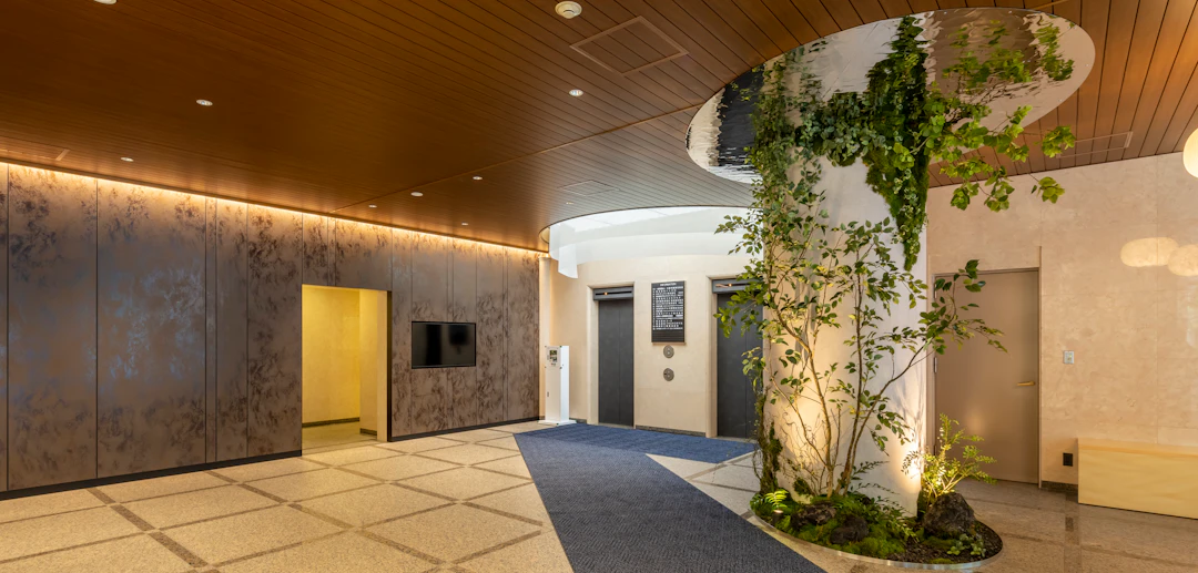 おしゃれなオフィスビルエントランスのレイアウト事例！デザインのコツを解説｜コラム｜TOPPAN expace