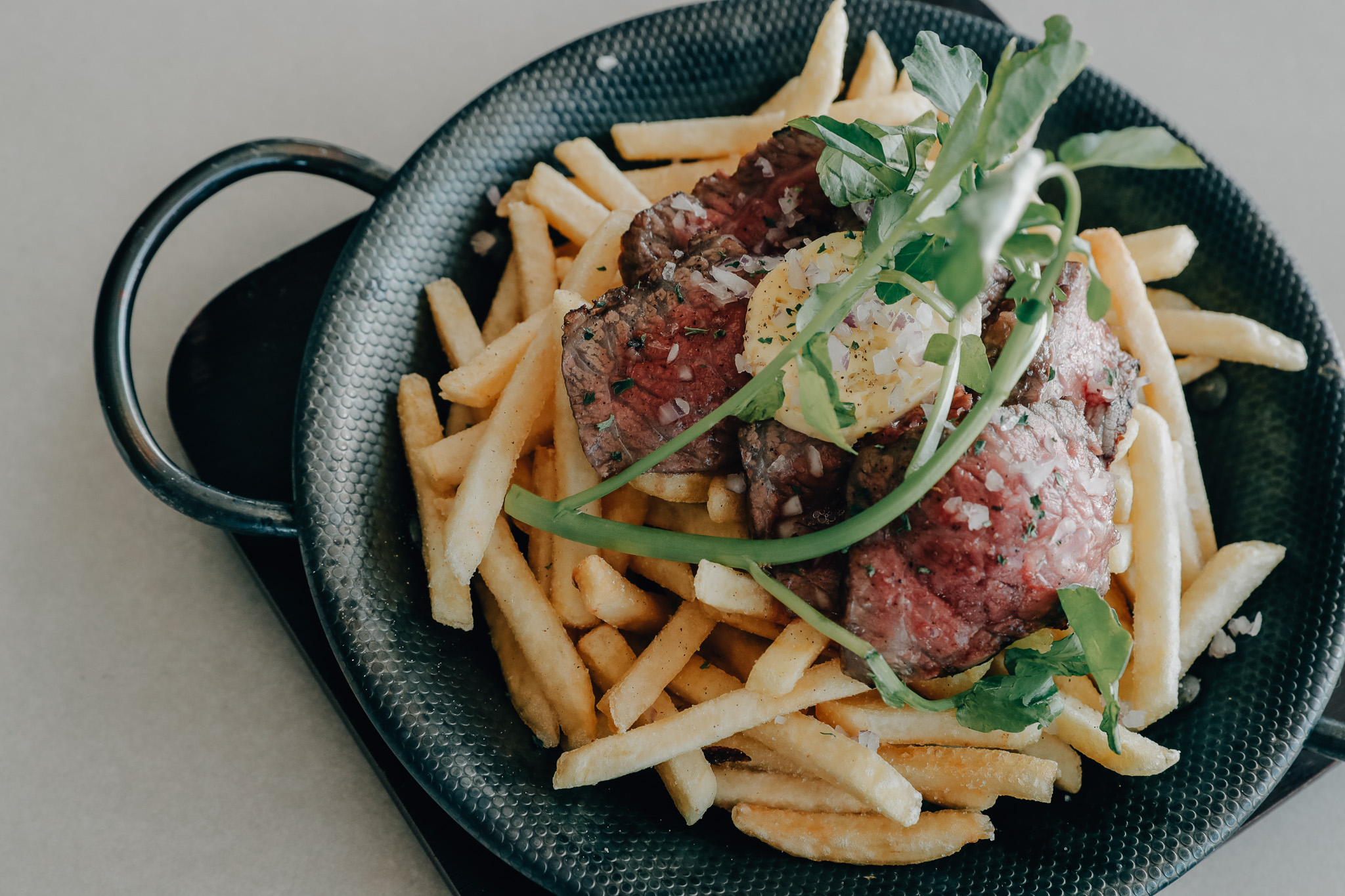 13:00 - 23:00（L.O FOOD：22:00｜DRINK：23:00）