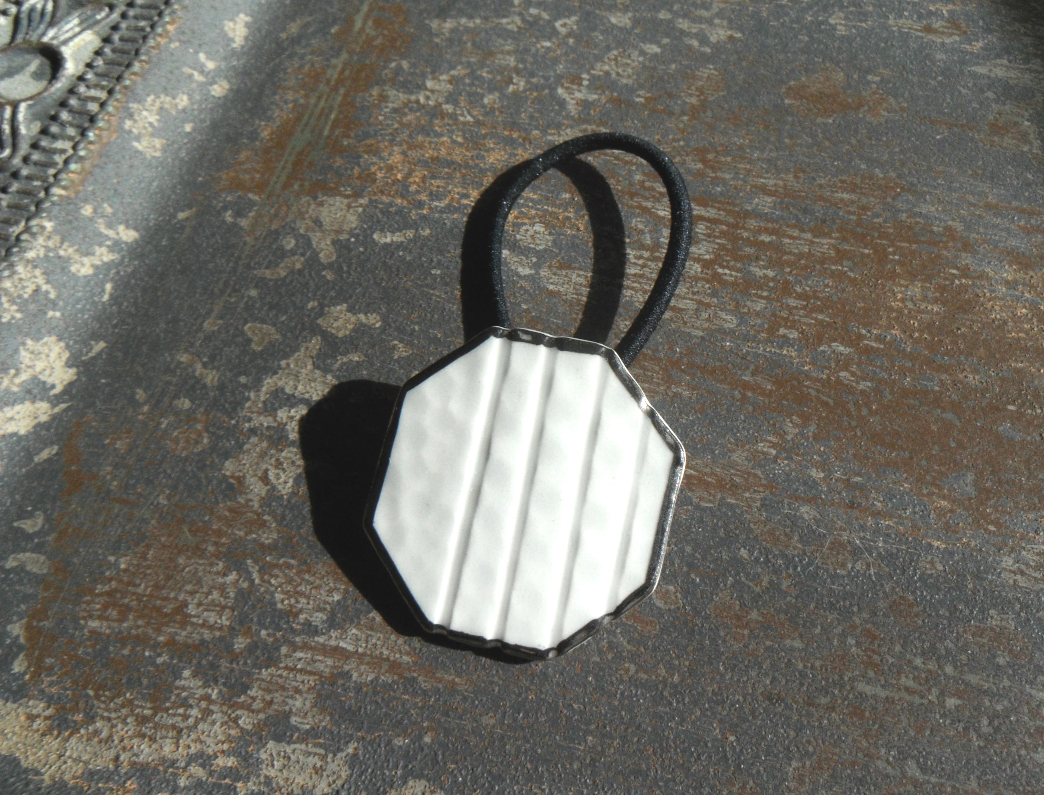 後ろ姿の仕上げは髪飾り | iichi 日々の暮らしを心地よくするハンドメイドやアンティークのマーケットプレイス