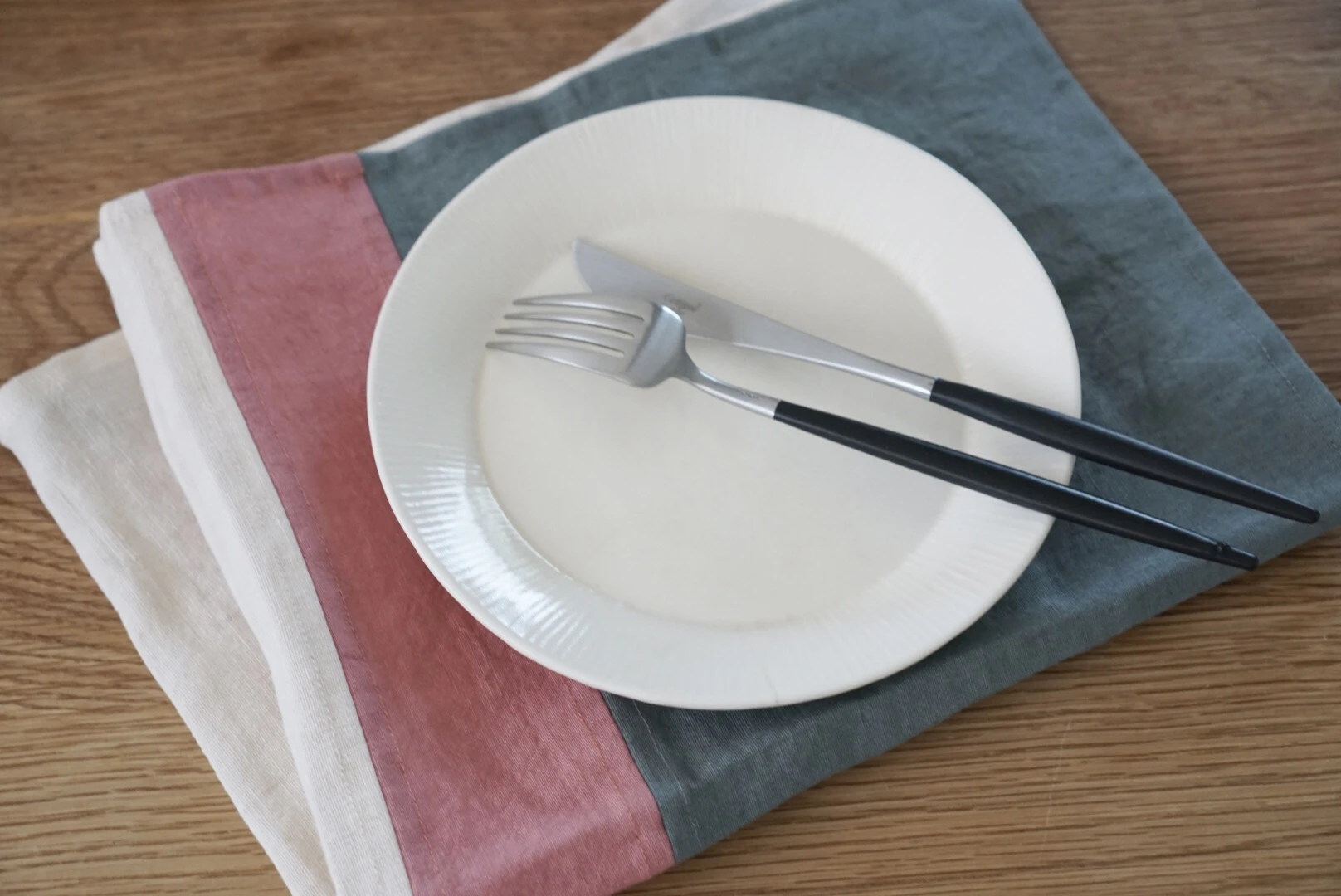 春色のテーブル | iichi 日々の暮らしを心地よくするハンドメイドやアンティークのマーケットプレイス