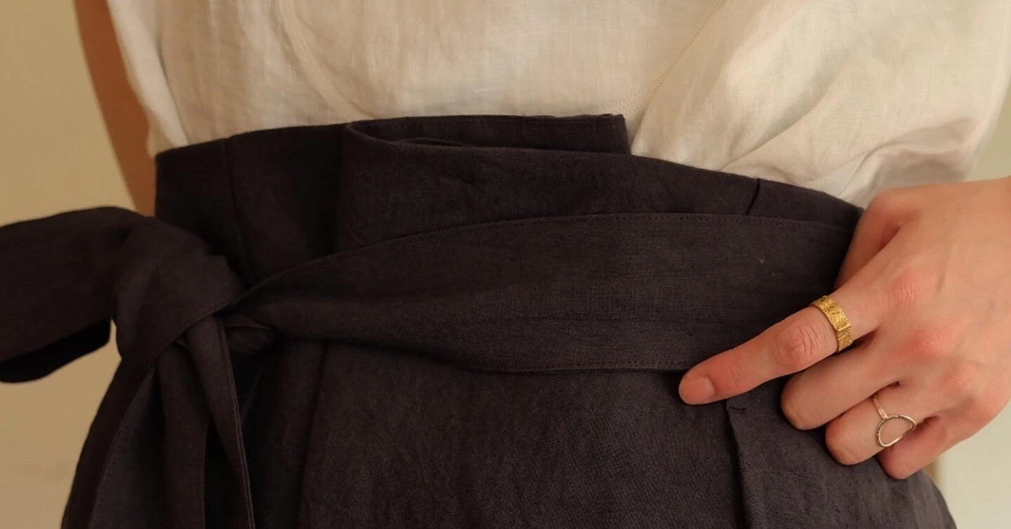 1枚2役。キュッと結んで巻きスカートに、ゆったり大人のエプロンワンピースに。 | iichi 日々の暮らしを心地よくするハンドメイドやアンティークのマーケットプレイス