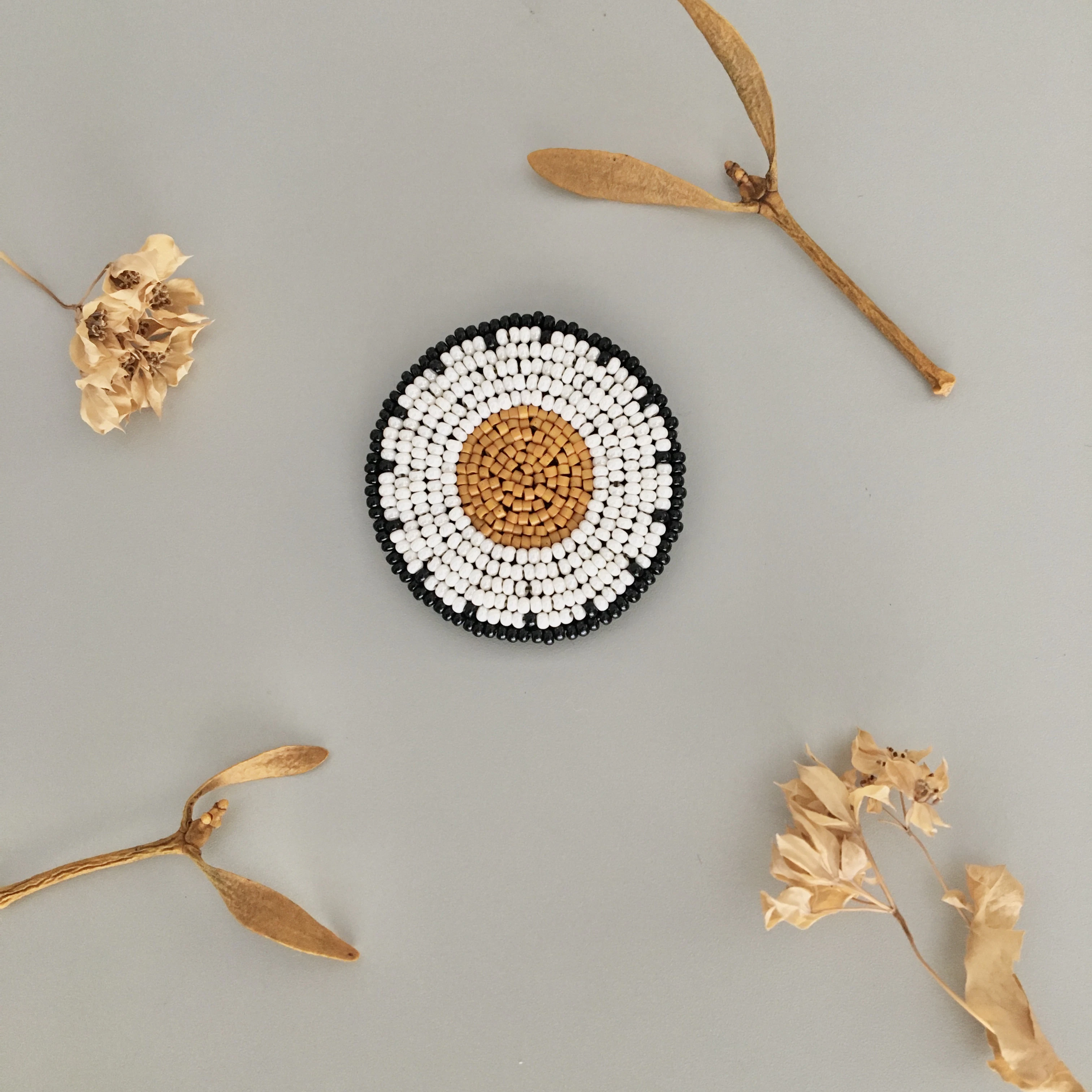 ブローチをたのしむ | iichi 日々の暮らしを心地よくするハンドメイドやアンティークのマーケットプレイス