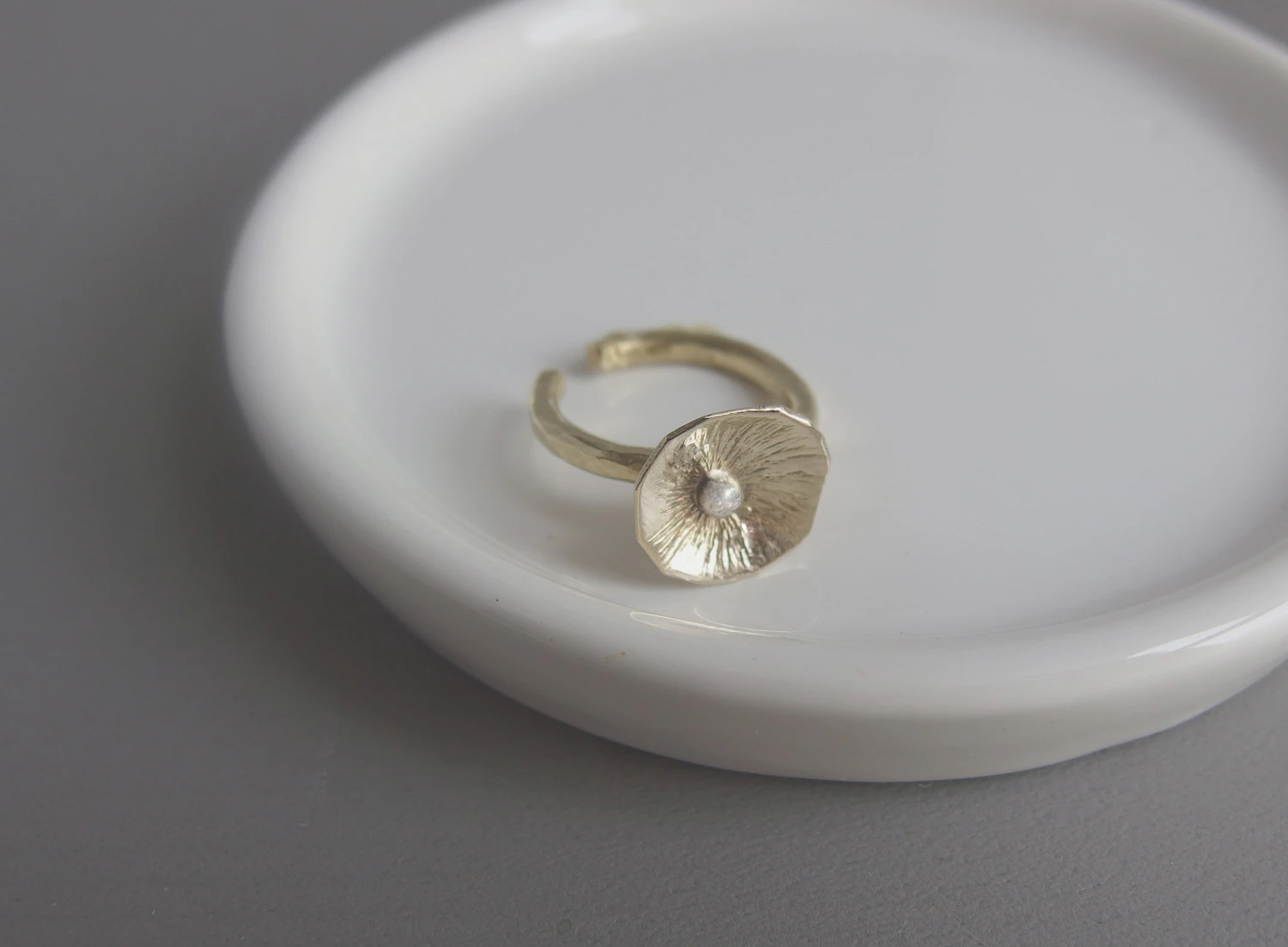 今日もこのアクセサリーと | iichi 日々の暮らしを心地よくするハンドメイドやアンティークのマーケットプレイス