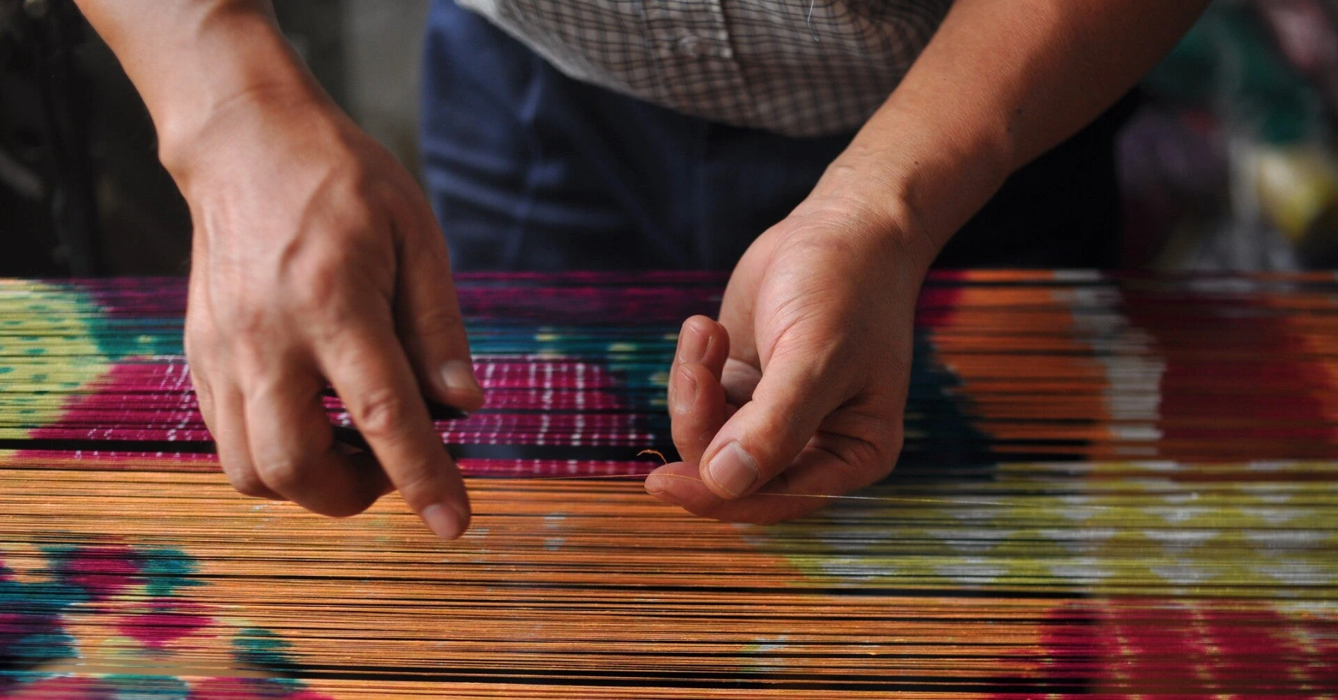 織り、染め、ほぐし、また織り直す。1ヶ月半かけてつくられる、舟久保織物のニュアンス深い傘たち | iichi 日々の暮らしを心地よくするハンドメイドやアンティークのマーケットプレイス