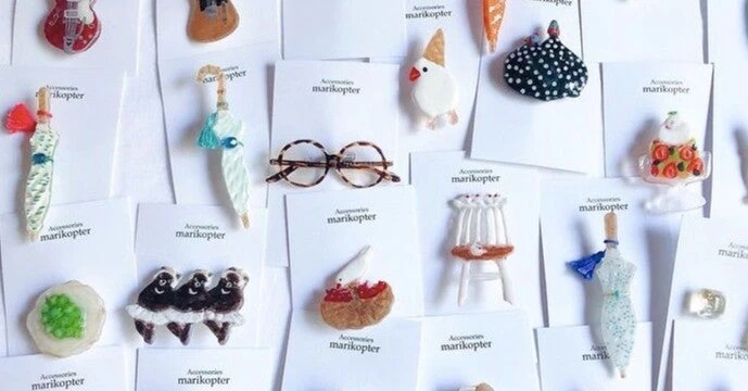 心をくすぐる愛らしさを手の中に。動物や雑貨への温かいまなざしから生まれる、marikopterの手描きブローチ | iichi 日々の暮らしを心地よくするハンドメイドやアンティークのマーケットプレイス