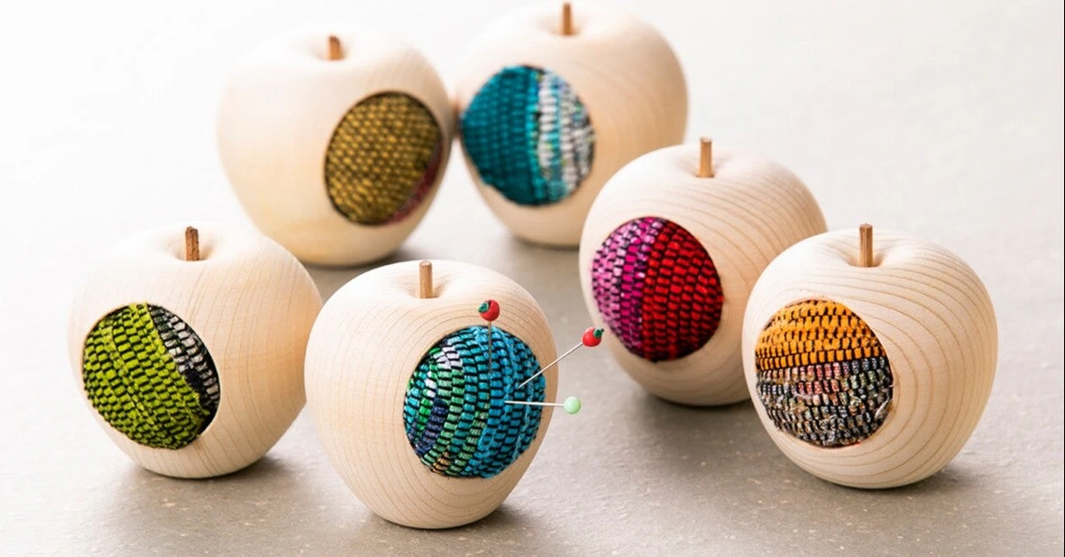 織り重ねられた布が偶然の綾を紡ぎ出す。テキスタイルスタジオ村上が受け継ぐ、津軽の伝統工芸「サクリ（裂織）」 | iichi 日々の暮らしを心地よくするハンドメイドやアンティークのマーケットプレイス