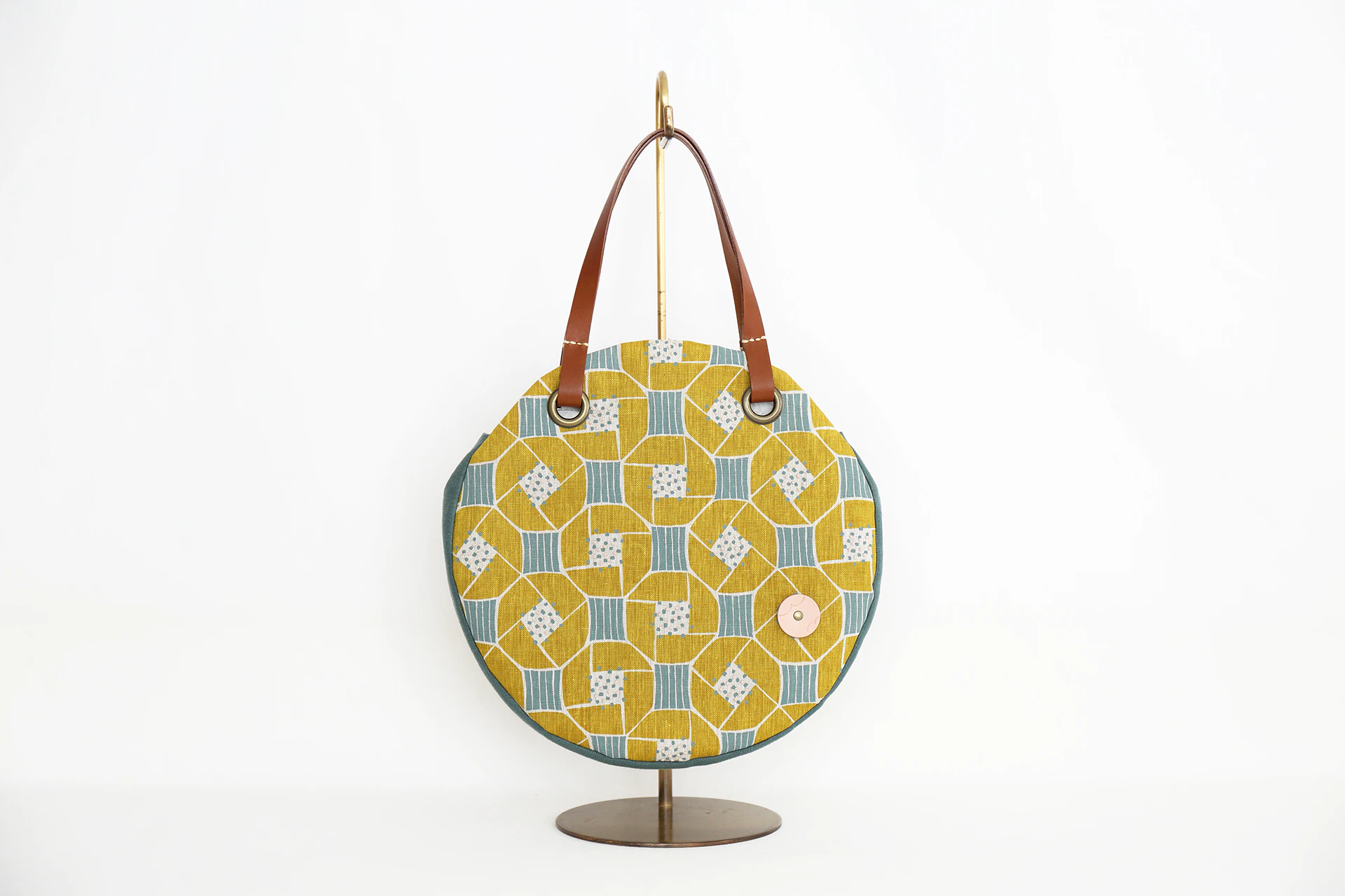 お散歩日和のバッグと小物。 | iichi 日々の暮らしを心地よくするハンドメイドやアンティークのマーケットプレイス