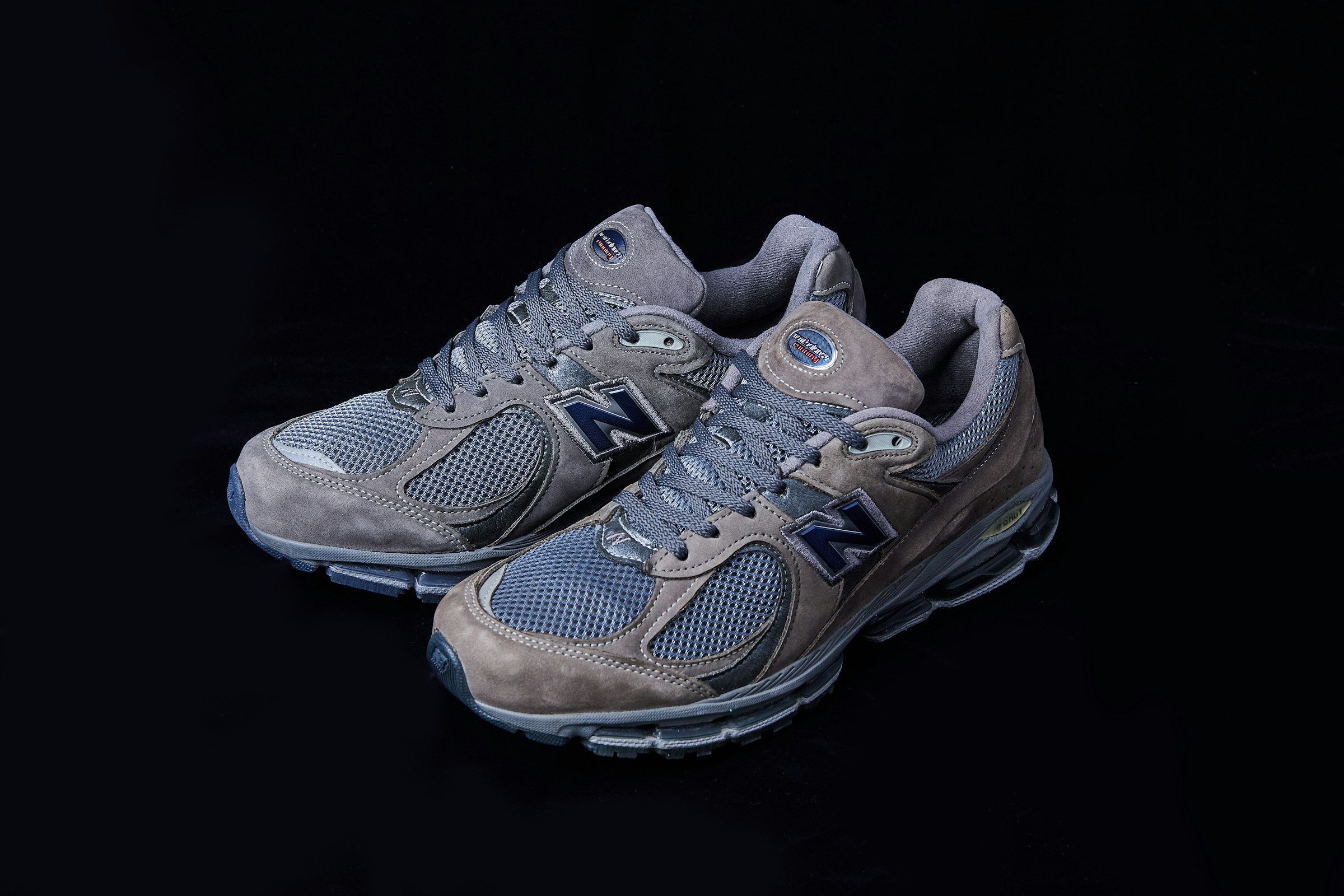 ハイテクデザインが街でも人気沸騰中！ ニューバランス「2002」の歴史とその魅力とは？ | Fashion Tech News