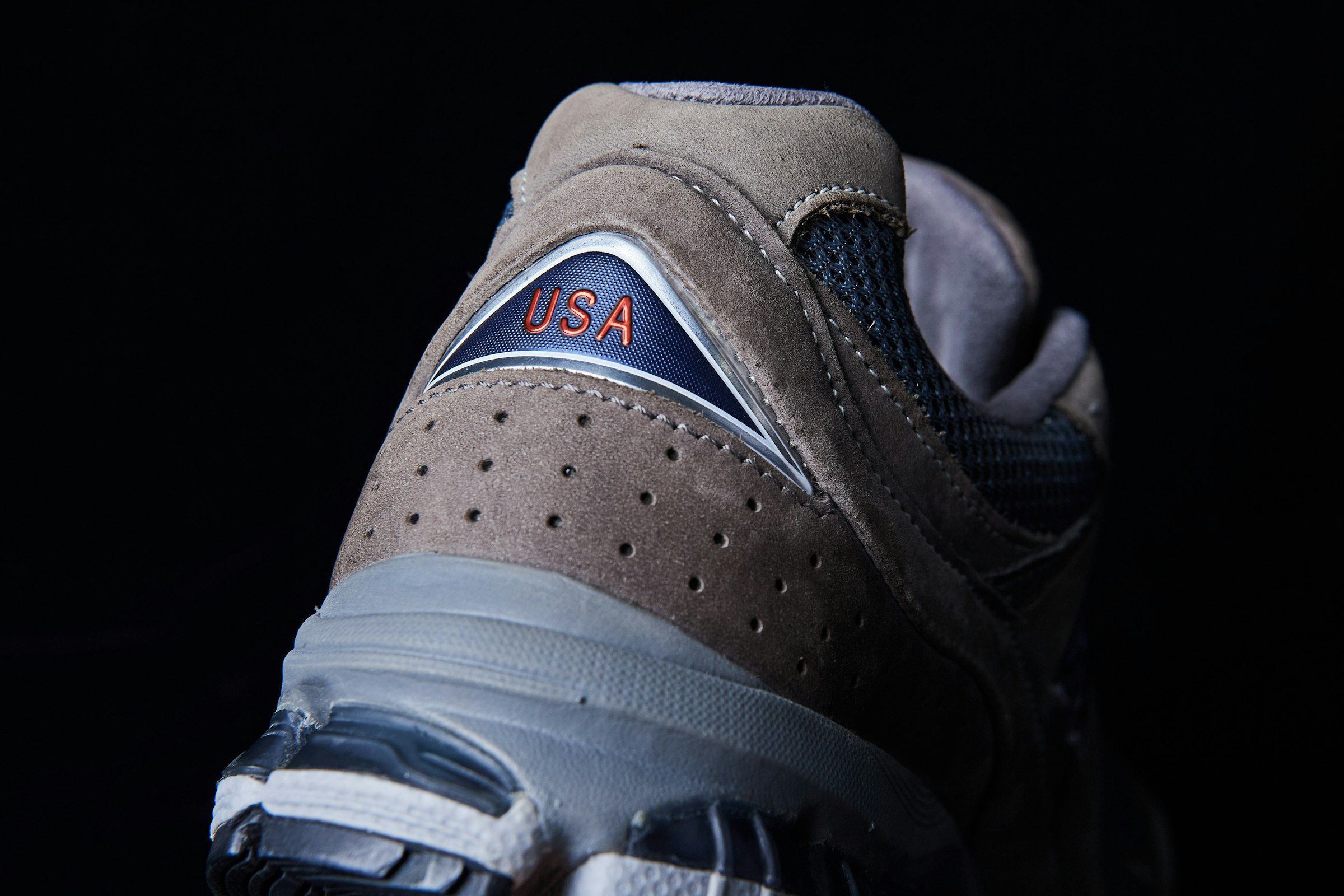 ハイテクデザインが街でも人気沸騰中！ ニューバランス「2002」の歴史とその魅力とは？ | Fashion Tech News