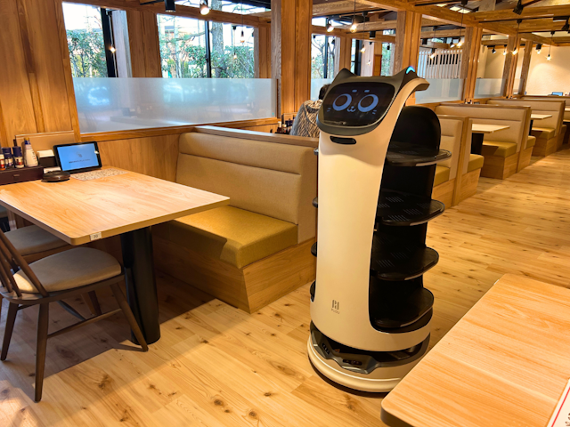 【温浴施設導入事例】おふろの王様｜清掃ロボット「Phantas」、ネコ型配膳ロボット「BellaBot」 | DFA Robotics