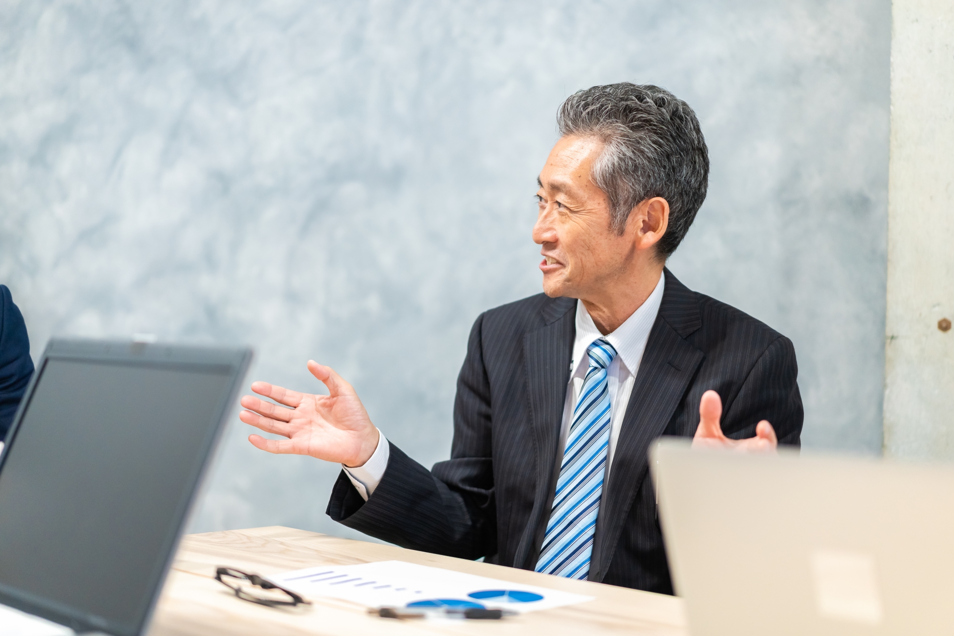 フラット型組織とは？メリット・デメリットと導入のポイントを解説 | TUNAG(ツナグ)