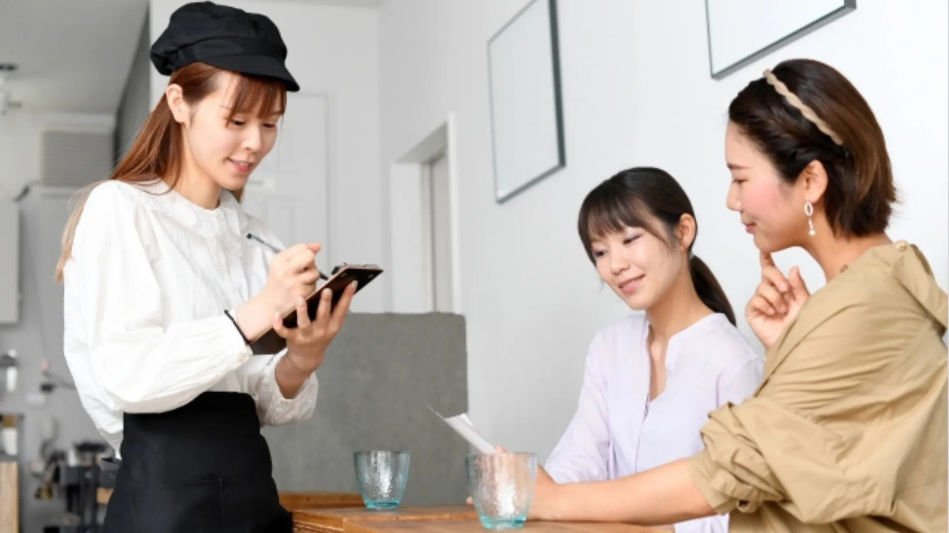 接客力を向上させるためには？具体的なスキルアップ法や成功事例を解説 | TUNAG(ツナグ)