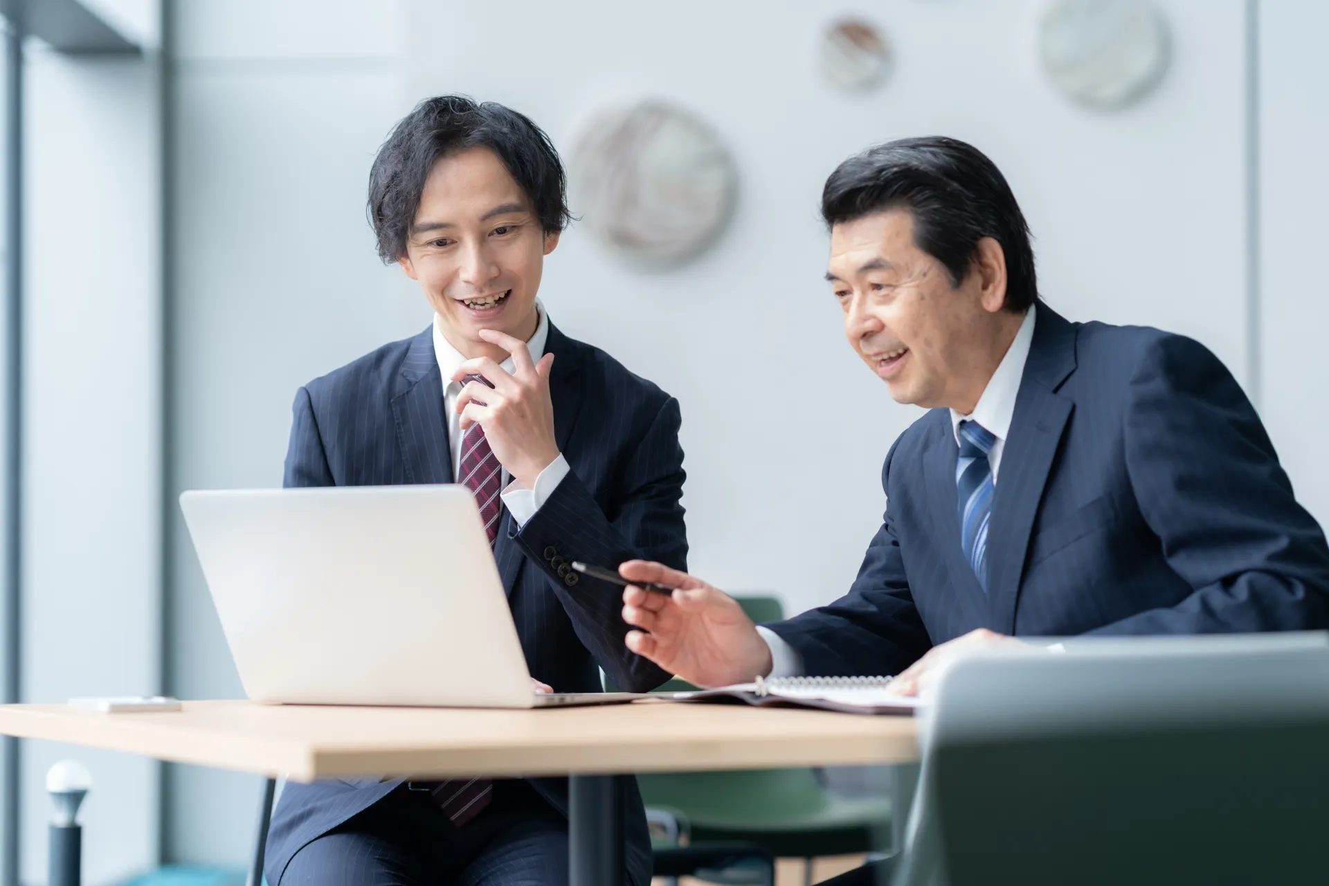 リバースメンタリングの効果とは。導入できる前提や進め方も解説 | TUNAG(ツナグ)