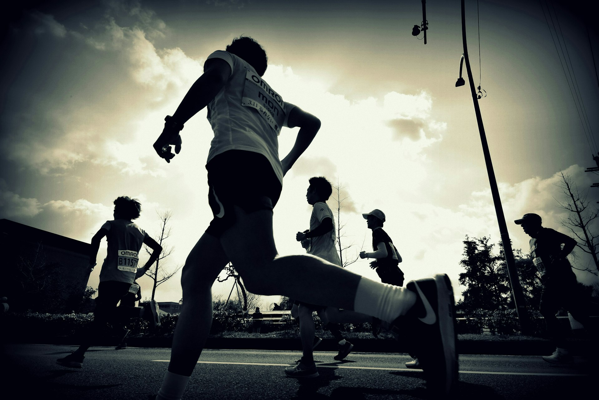 カメラレンズの「白」と「黒」の秘密、色が物語る機能と競争の歴史 | Release #293 | cizucu