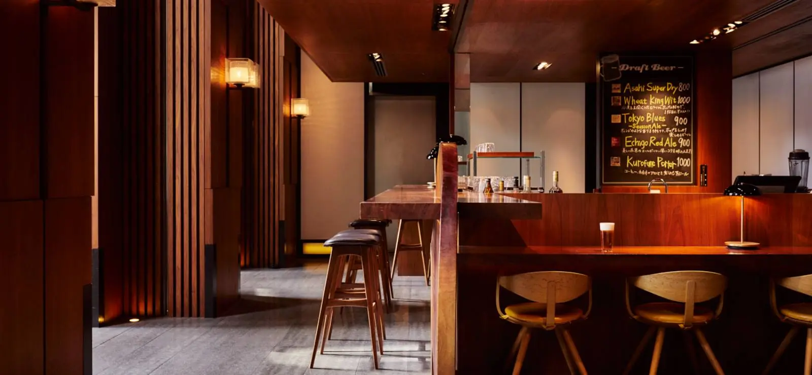 窓一面から光が降り注ぐナチュラルテイストの店内