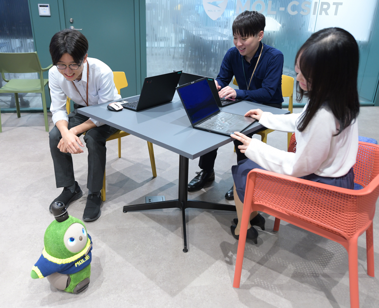 LOVOTを中心に会話の輪ができ、社内コミュニケーション活性化に貢献しています！【商船三井システムズ株式会社 様】