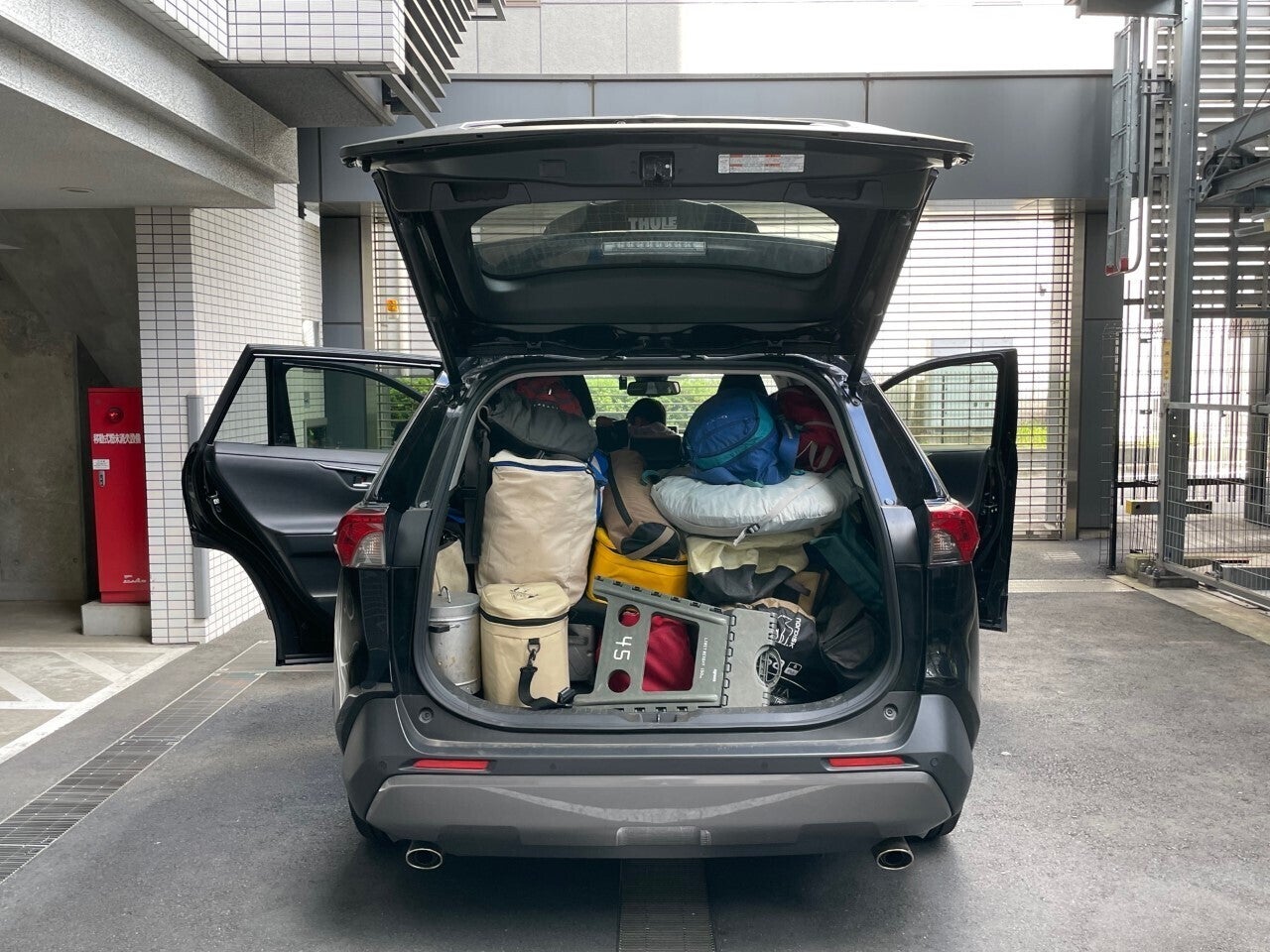 キャンプ歴6年「RAV4」キャンパーのリアルなクルマの荷室｜KINTO