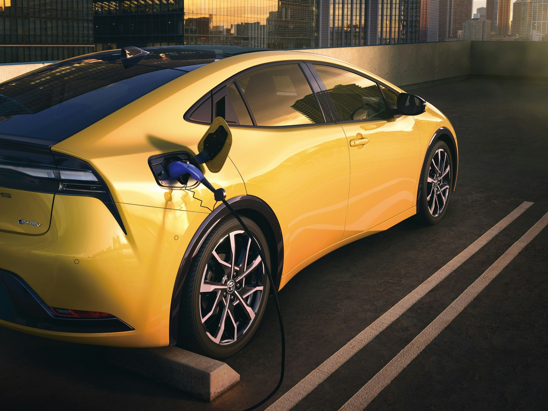 新型プリウスPHEVフルモデルチェンジでどう変わった？先代プリウスPHVとの比較も｜KINTO