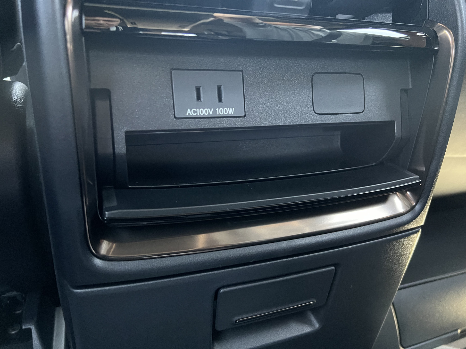 新型アルファード/ヴェルファイアの後席モニター、後付けDVDプレーヤーを紹介｜KINTO