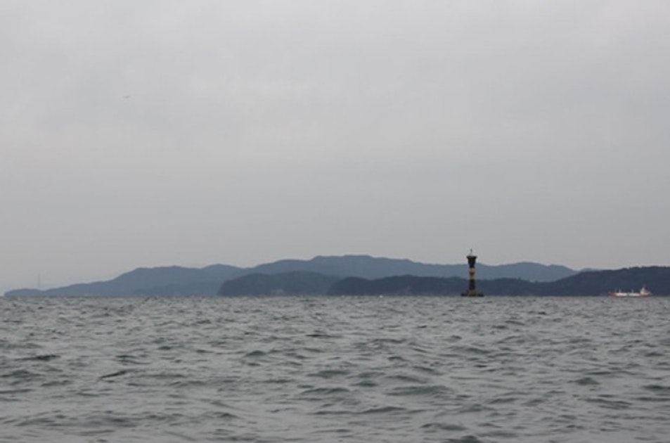 Ferry Passing — Work — 柳沢英輔 (Eisuke Yanagisawa)