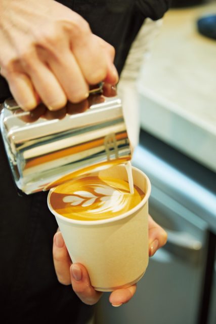 イチオシのメニューは、 「roku latte」 。香り高いコーヒーと、まろやかな牛乳のバランスが良い一杯です。ドリップコーヒーのセットも販売 ...